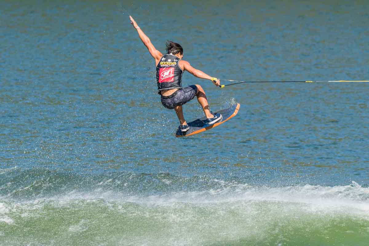 Wakeskate en région parisienne à St Maur sur la Marne saut et figures